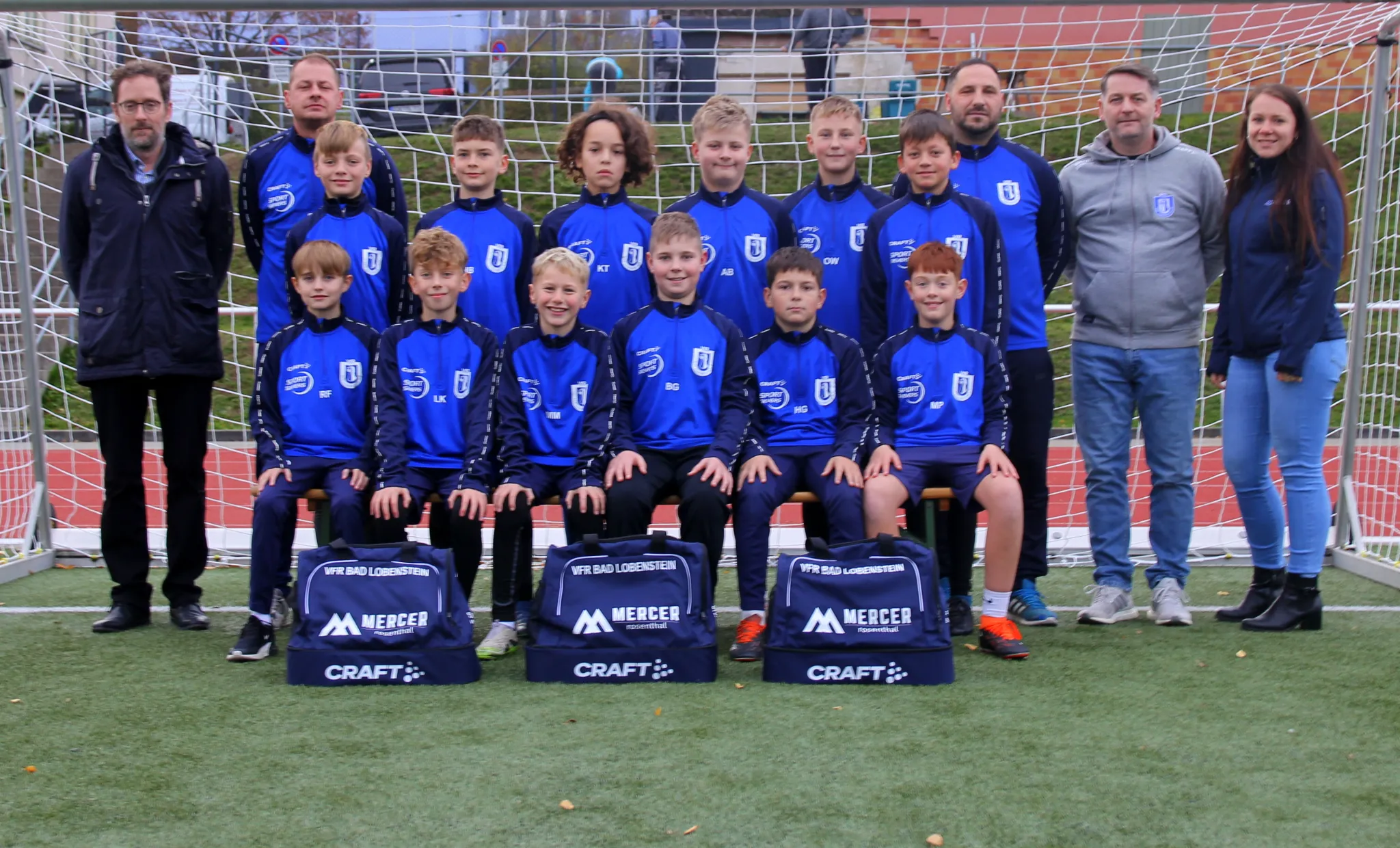 Neue Präsentationspullover und Taschen für die D1-Junioren von Mercer Rosenthal